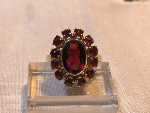 Antiques Atlas - Stunning Vintage Rich Red Garnet & Gold Ring