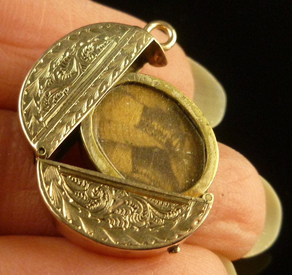 Antiques Atlas - Georgian Sectret Opening Locket 19TH Century