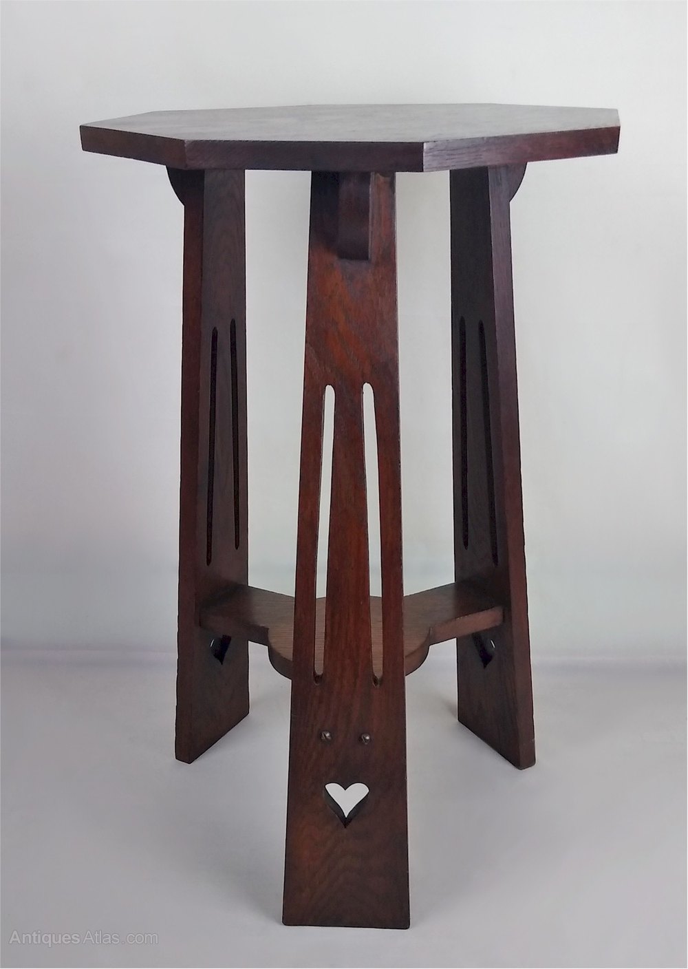 Classic Arts And Crafts Side Table In Oak - Antiques Atlas