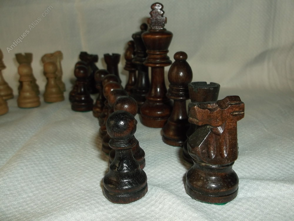 Antiques Atlas - Vintage Wooden Chess Set In A Staunton Box as059a1193