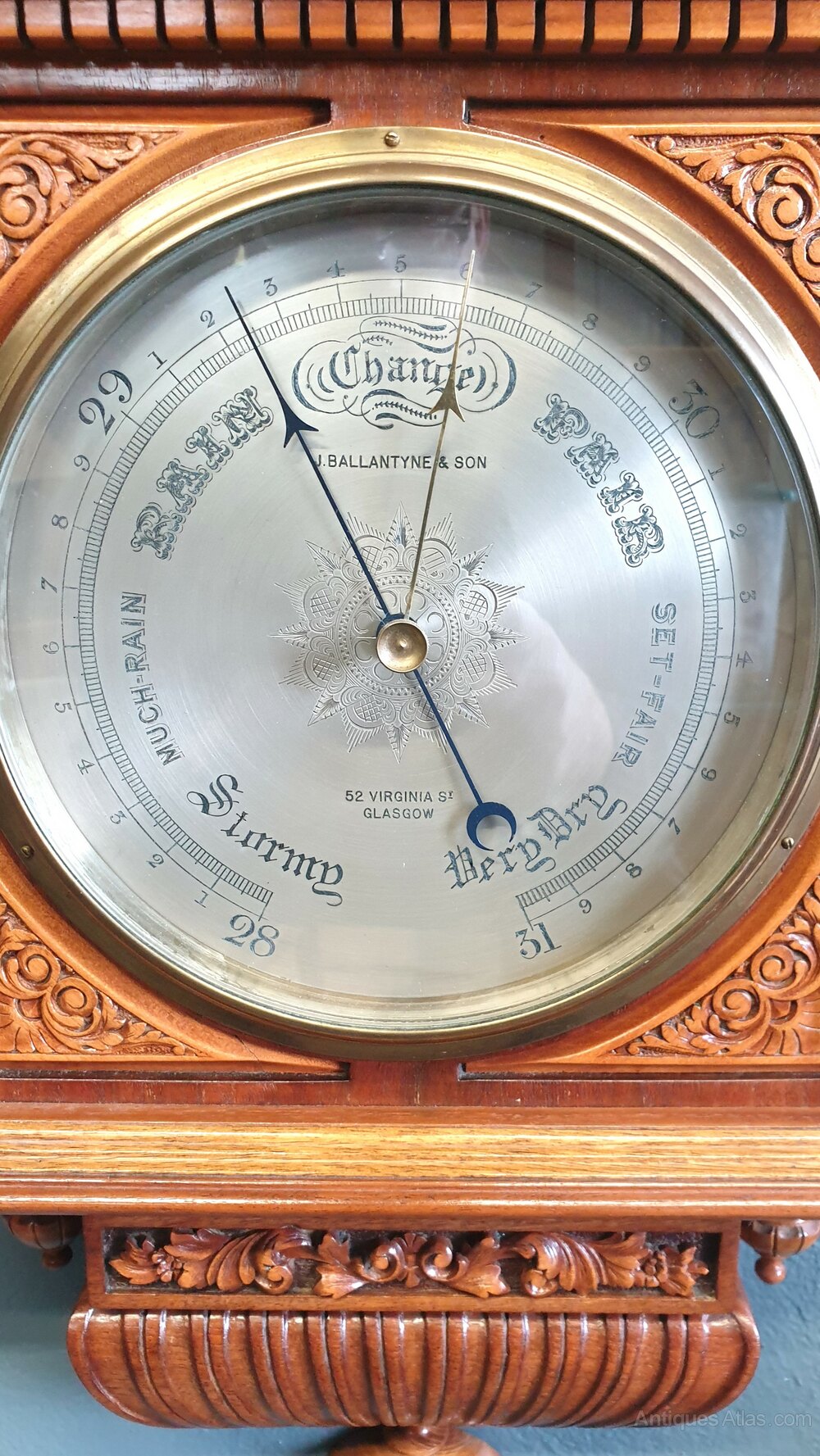 Antiques Atlas - VICTORIAN WALNUT ANEROID BAROMETER. as619a1190 / X14