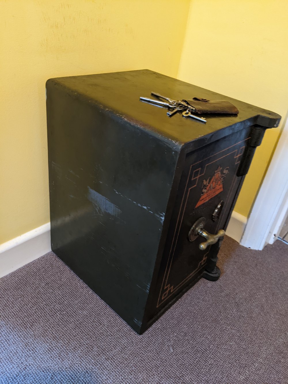 Antiques Atlas - Very Small Thomas Withers Cast Iron Safe With Keys