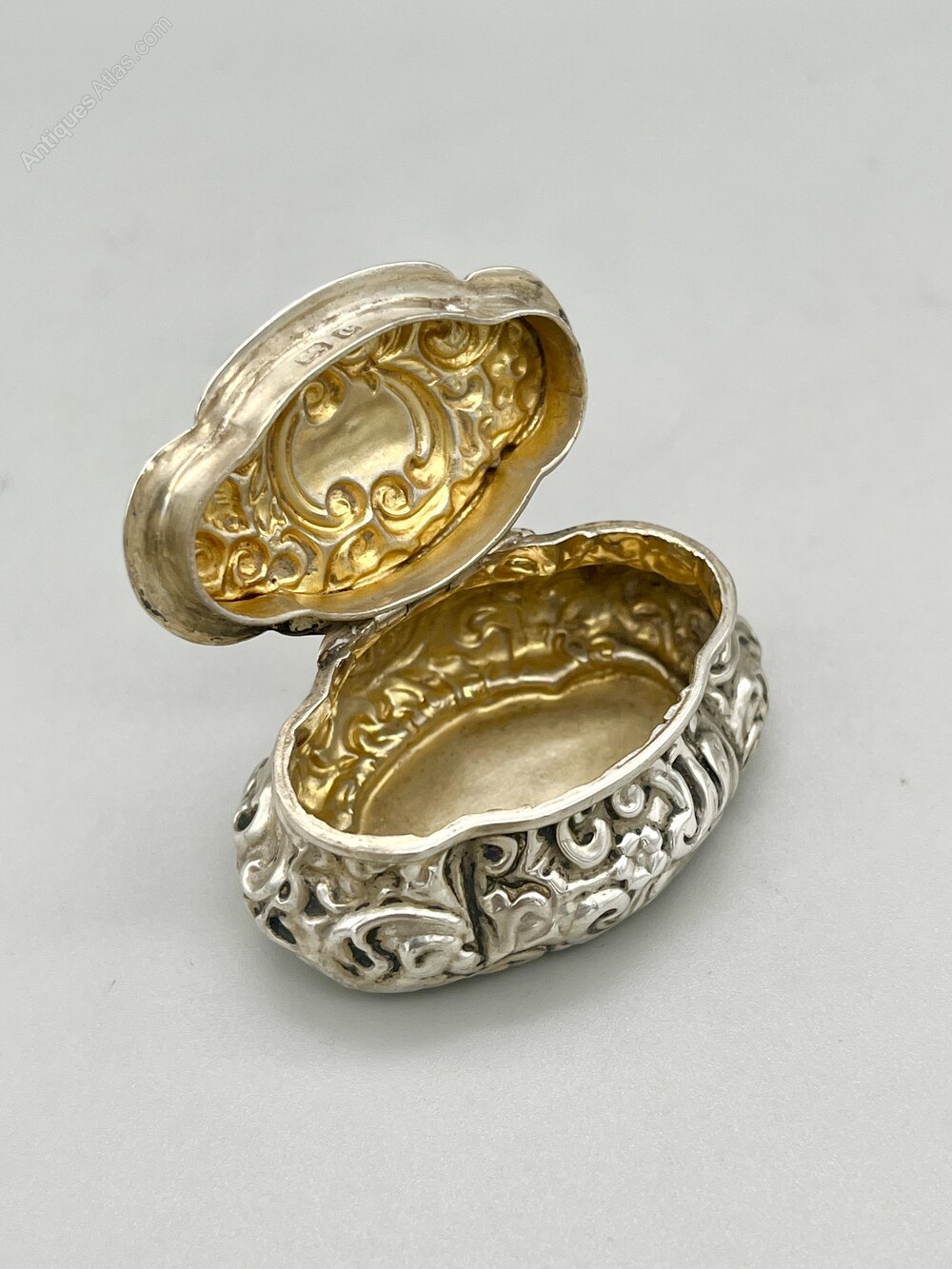 Antiques Atlas - Edwardian Silver Pill Box, Deakin & Francis, 1902 ...