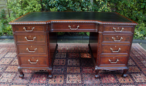 Antique Mahogany Kneehole Desk By Gillows - Antiques Atlas