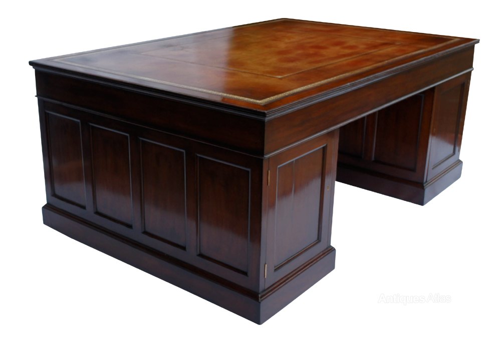Large Antique Mahogany Pedestal Desk - Antiques Atlas