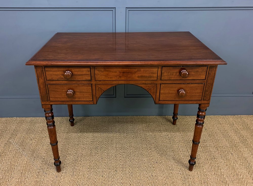 Georgian Mahogany Side Table - Antiques Atlas