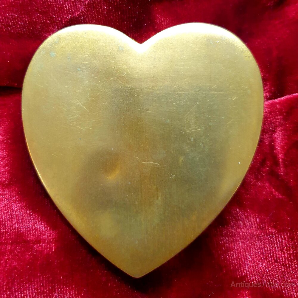 Antiques Atlas - Vintage La Mode Enamel Heart Shaped Compact