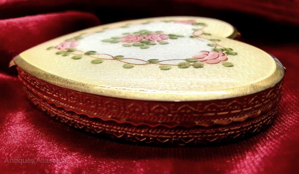 Antiques Atlas - Vintage La Mode Enamel Heart Shaped Compact