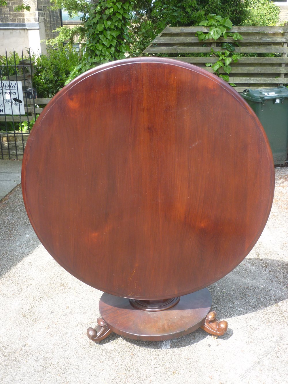 A Restored Victorian Mahogany Loo Table - Antiques Atlas