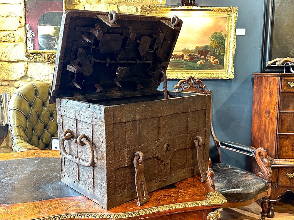 Armada Chest as518a544 - Antiques Atlas