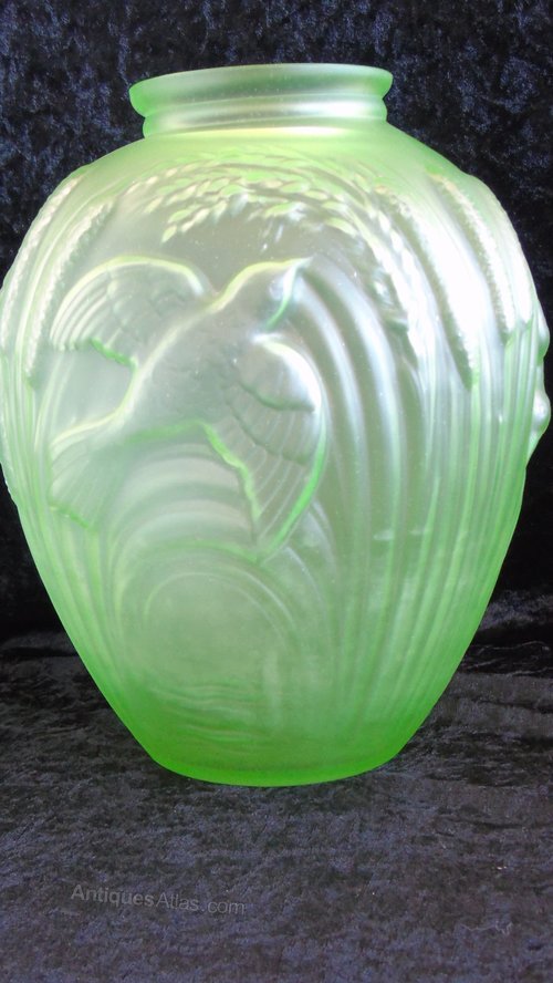 Antiques Atlas - Jobling B2 Bird & Corn Vase