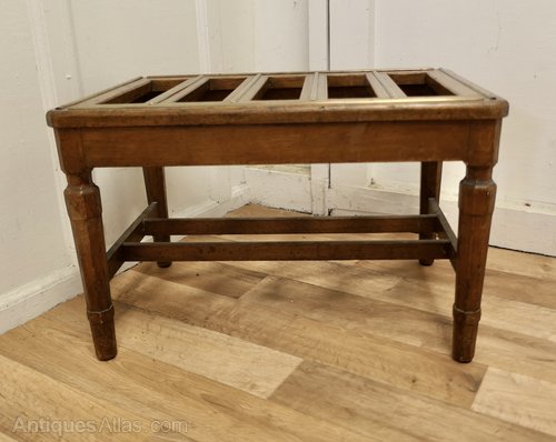 Very Sturdy Golden Oak Luggage Rack Suitcase Stand as284a8325 / CC25 ...