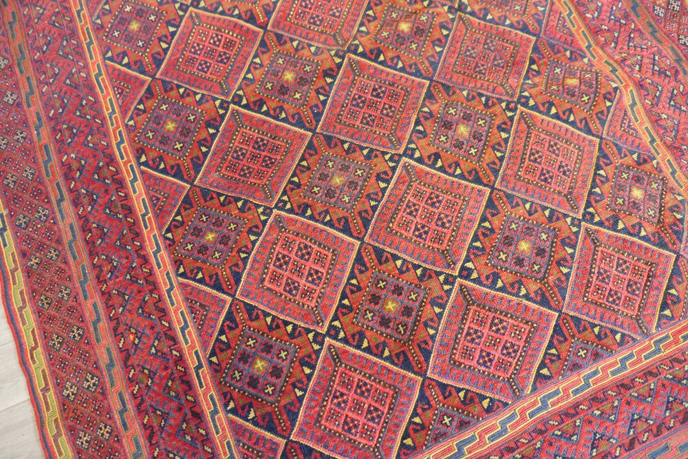 Antiques Atlas - Vintage Traditional Pattern Wool Carpet Rug ...