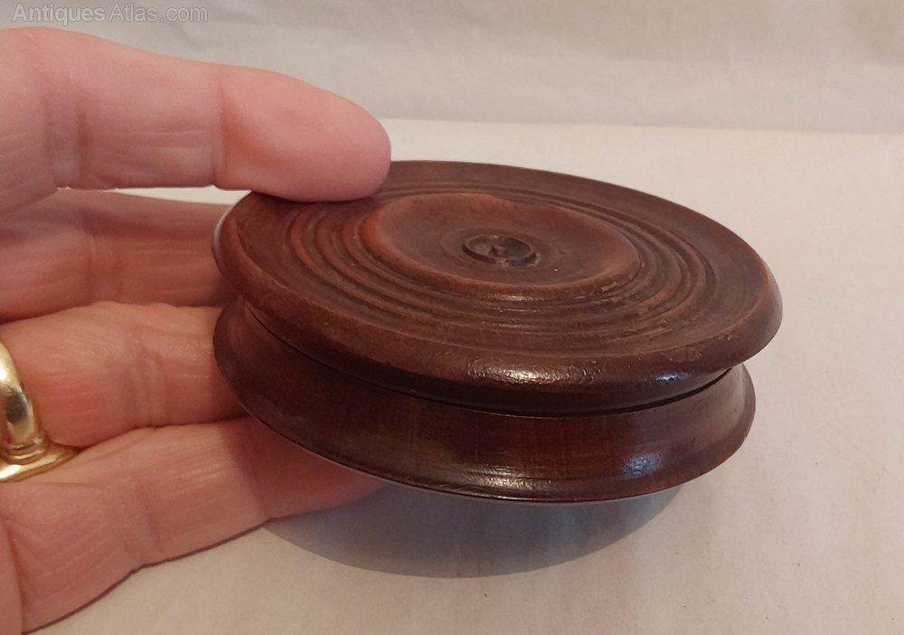 Antiques Atlas - Antique Treen Mahogany Snuff Box.