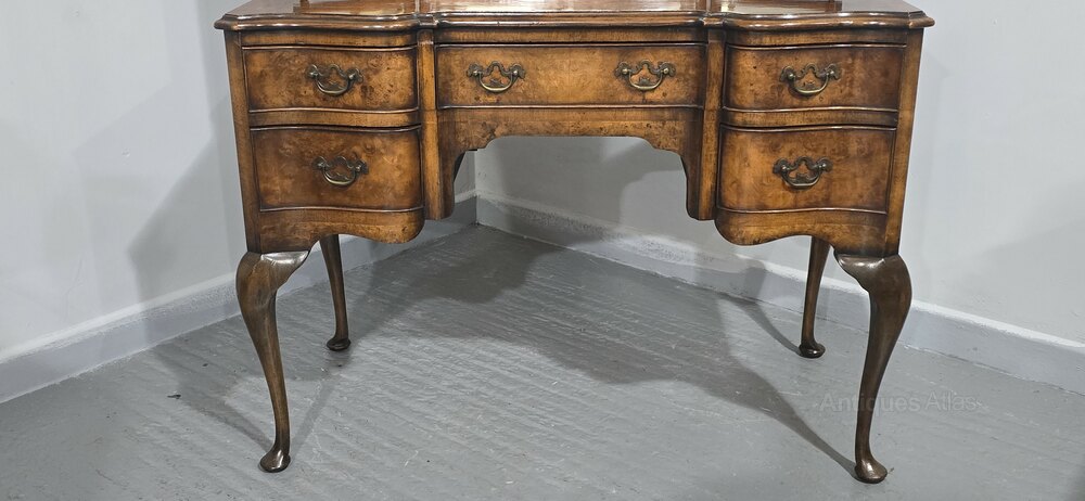 Super Queen Anne Walnut Dressing Table as122a5354 - Antiques Atlas