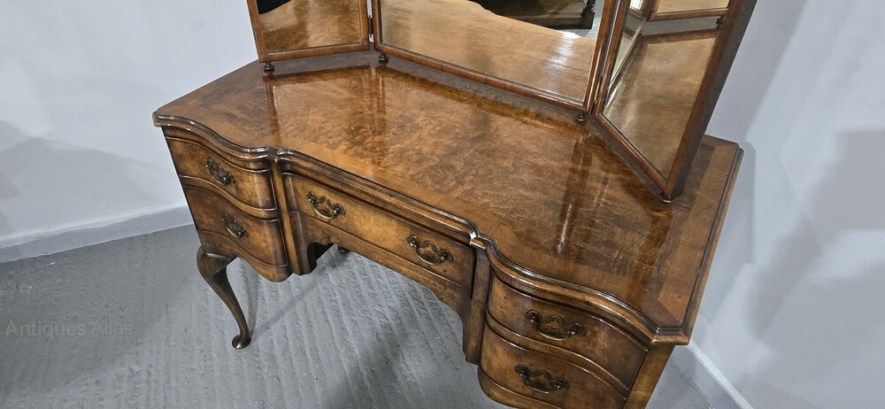 Super Queen Anne Walnut Dressing Table as122a5354 - Antiques Atlas