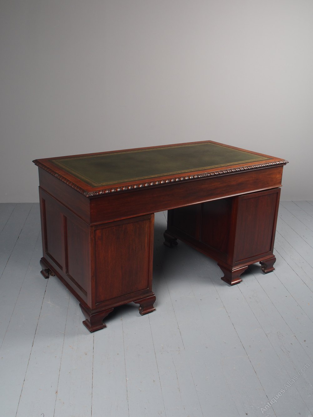 Georgian Style Mahogany Kneehole Desk - Antiques Atlas