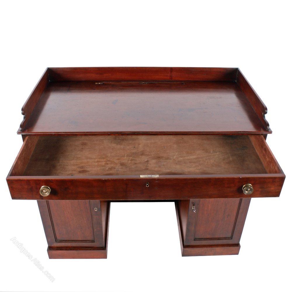 Georgian Mahogany Dressing Table - Antiques Atlas