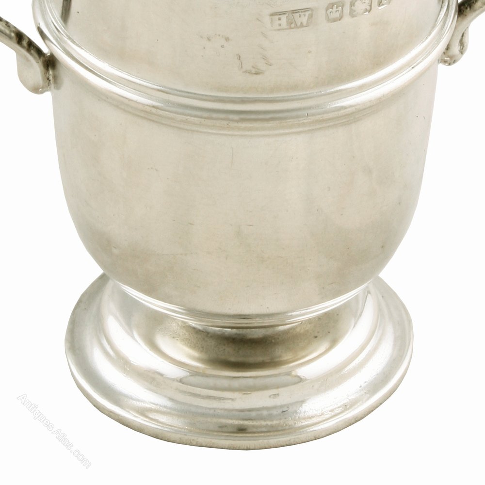 Antiques Atlas - Victorian Sterling Silver Pepper Pot as102a4818 / 6891