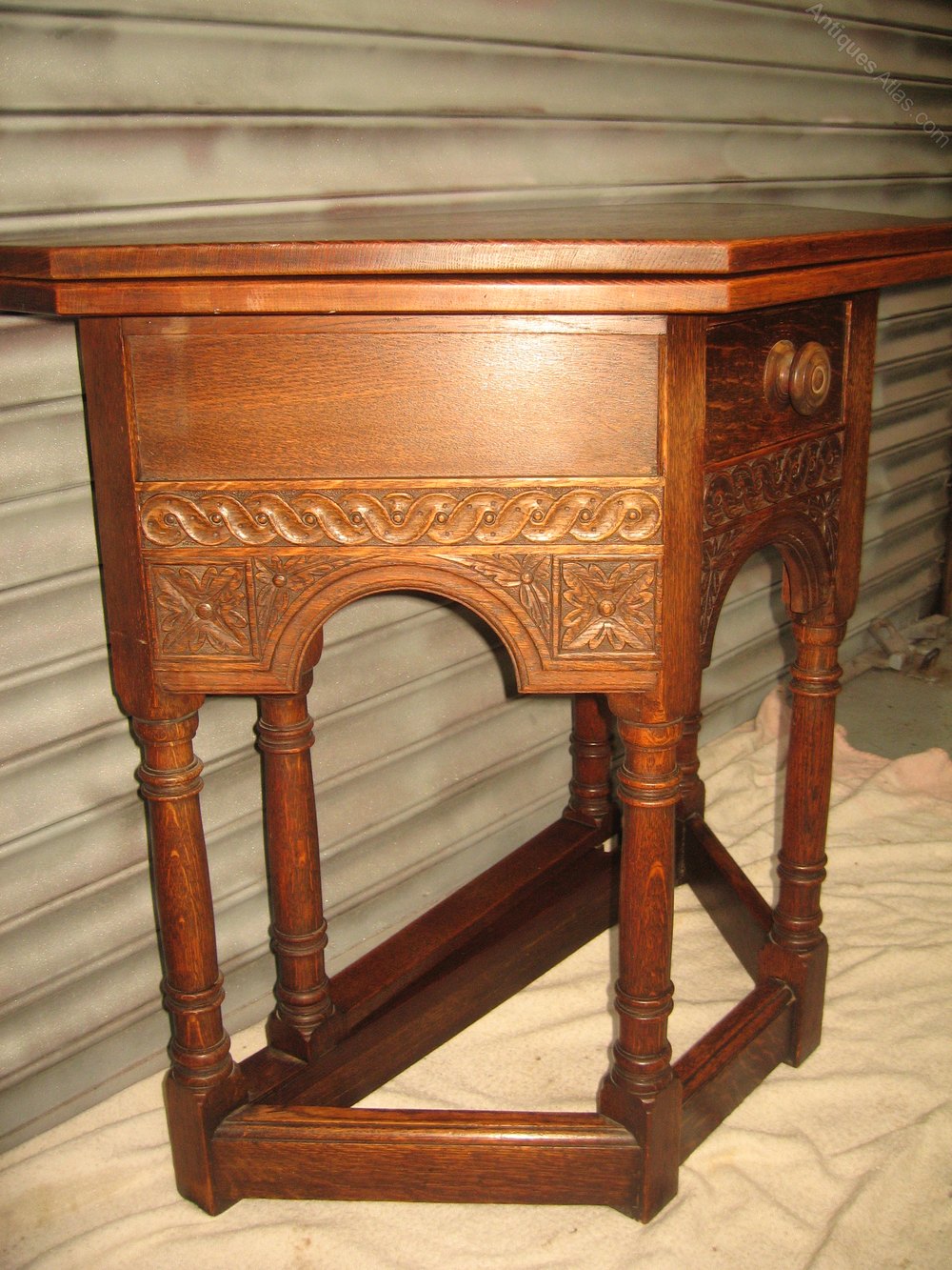 Antique Style Oak Credence Table - Antiques Atlas