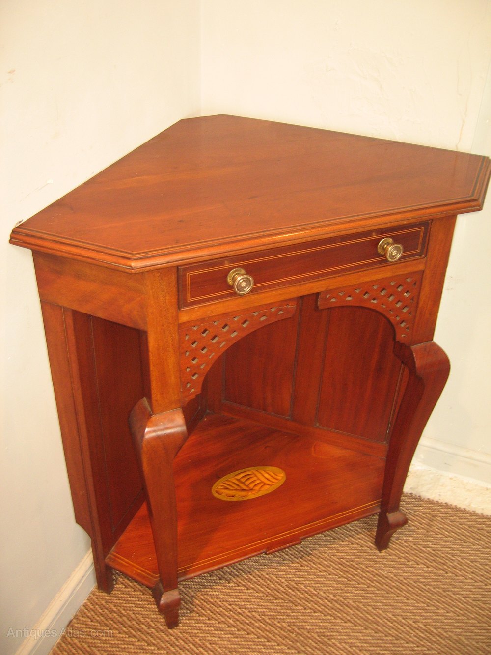 Edwardian Mahogany Corner Stand - Antiques Atlas