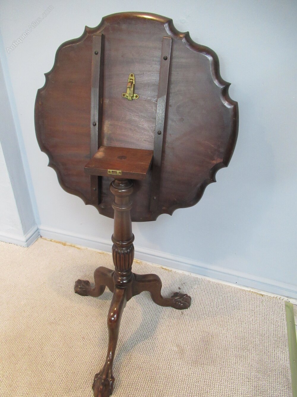 Antiques Atlas - Mahogany Tilt Top Wine Or Lamp Table as350a2672