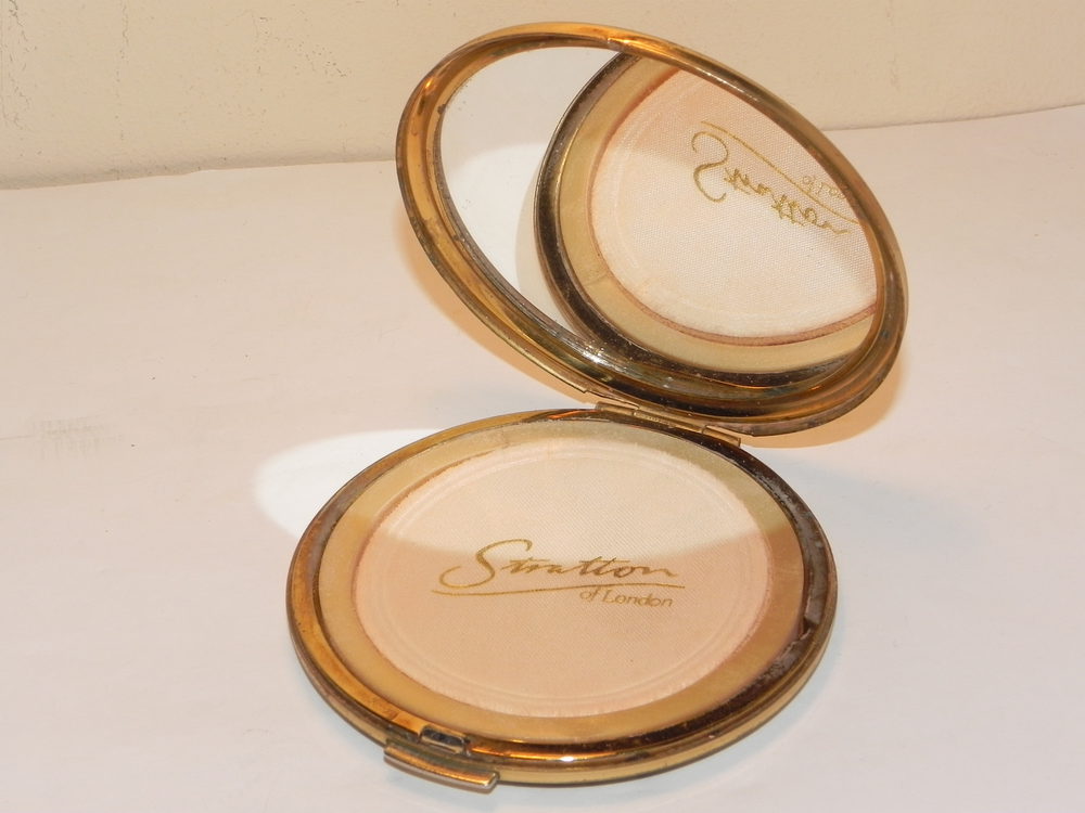 Antiques Atlas - 1960 Vintage Stratton Flower Power Powder Compact