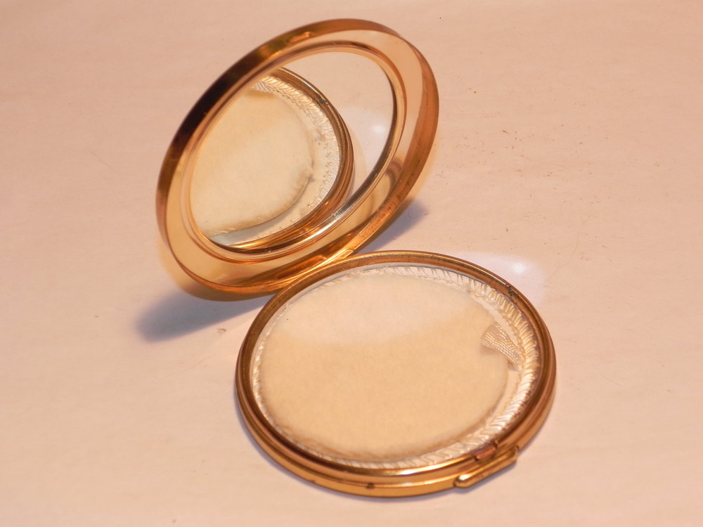 Antiques Atlas - Rare Vintage Motor Car & Signs Powder Compact ...