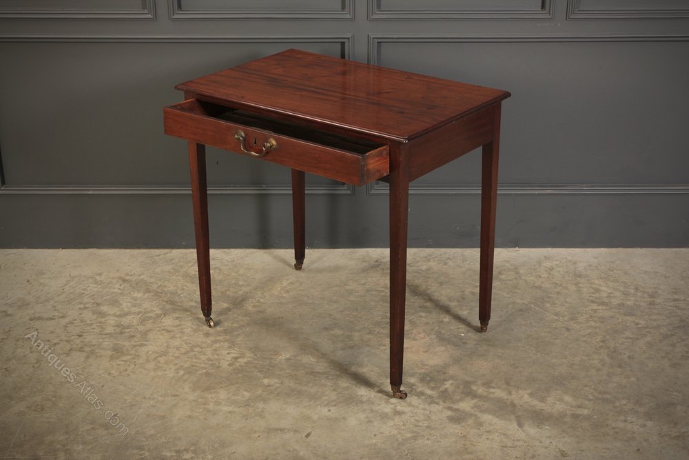 Georgian Mahogany Side Table - Antiques Atlas