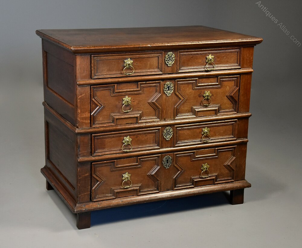Late 17thc Oak Moulded Front Chest Of Drawers - Antiques Atlas