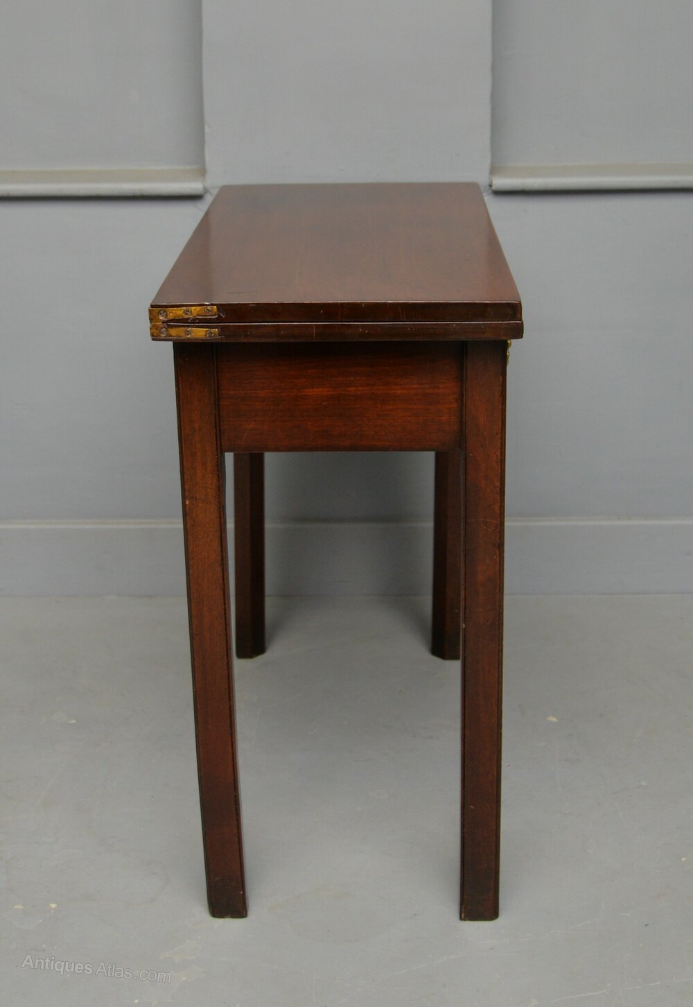 Elegant Georgian Mahogany Tea Side Table as510a736 - Antiques Atlas