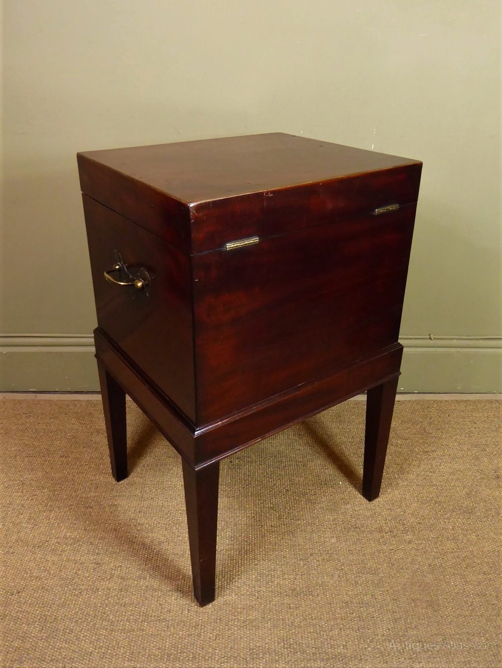 A George III Mahogany Cellarette - Antiques Atlas