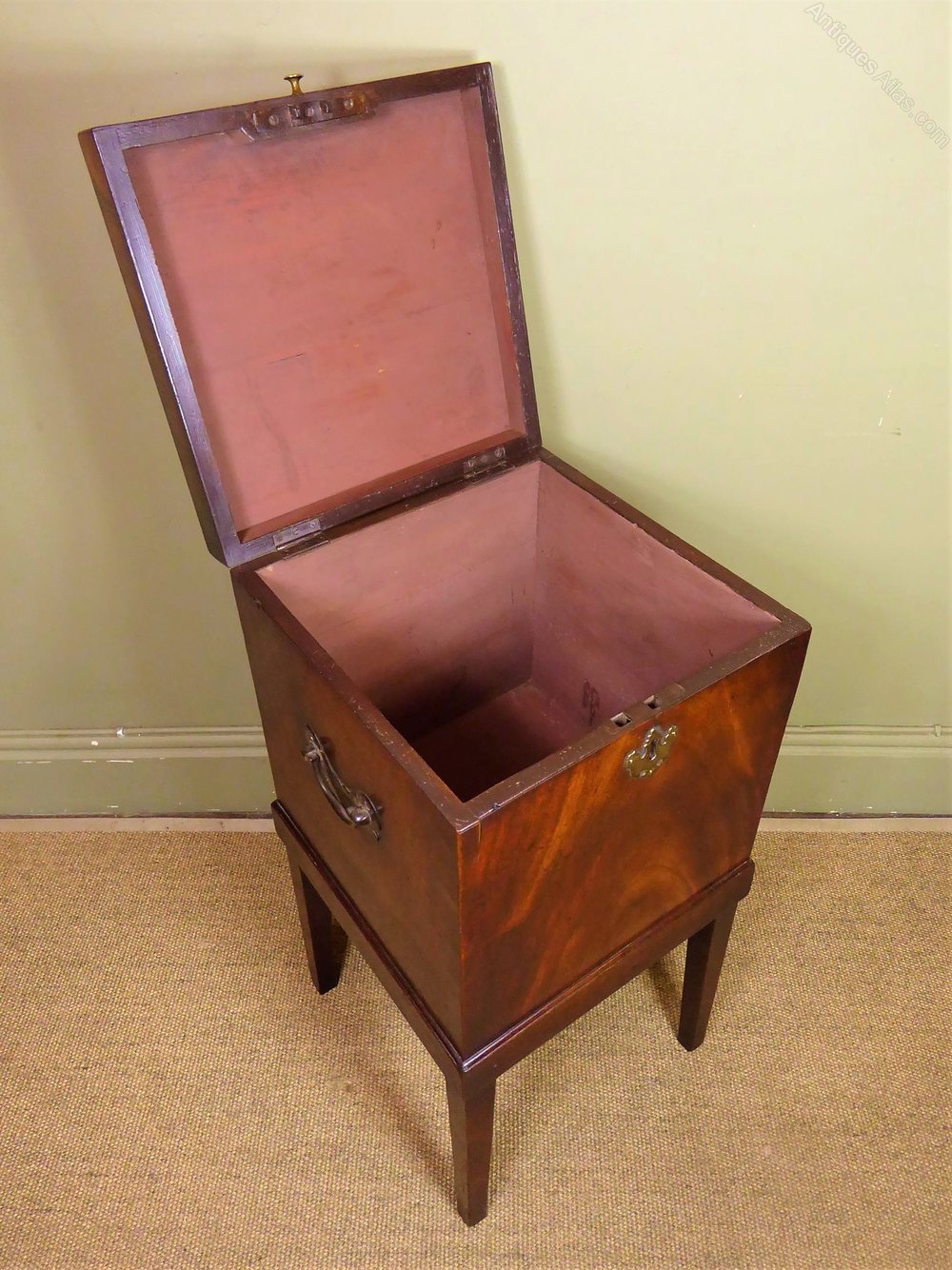 A George III Mahogany Cellarette - Antiques Atlas