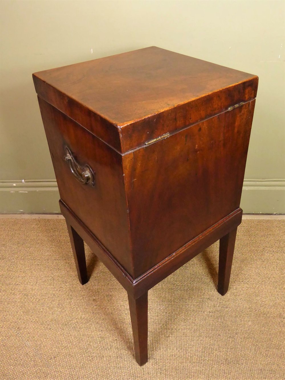 A George III Mahogany Cellarette - Antiques Atlas