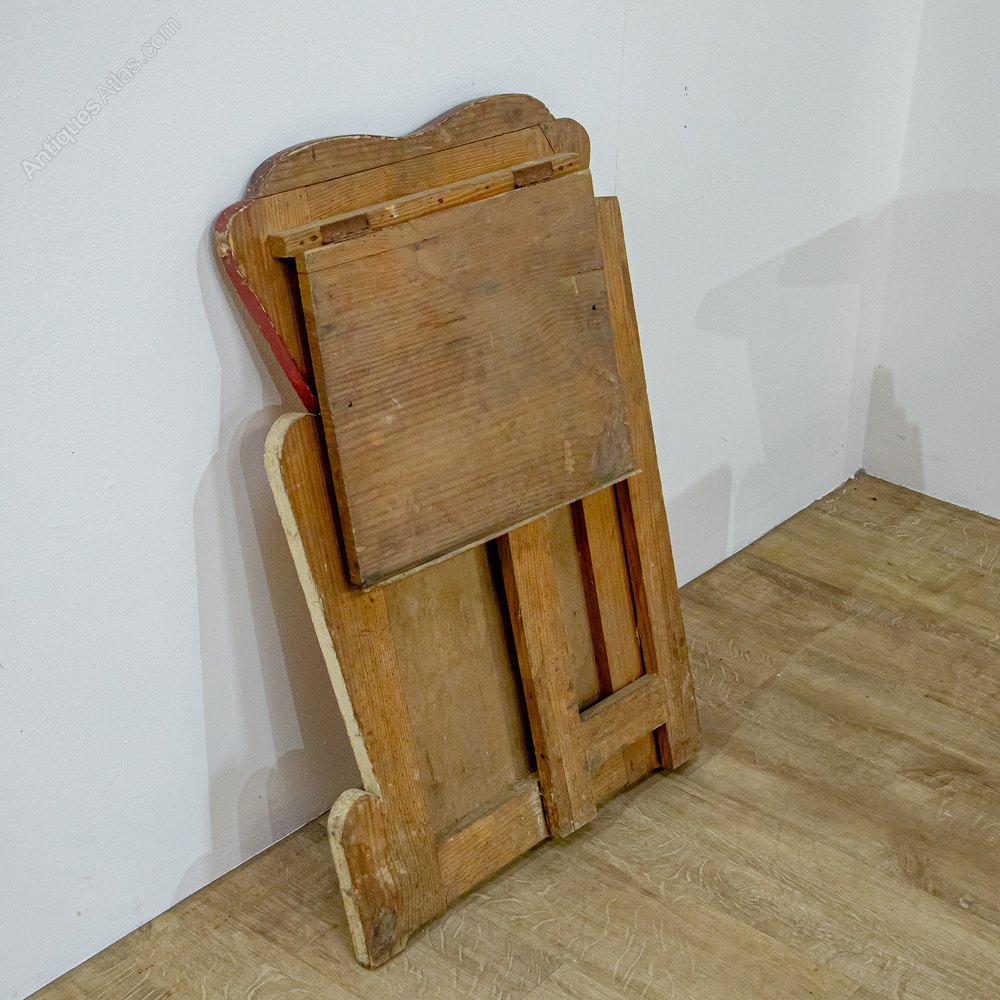 Red & White Band Stands - Antiques Atlas