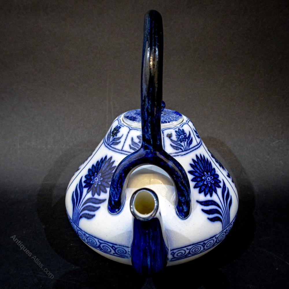 Antiques Atlas - Victorian Blue & White Minton Teapot