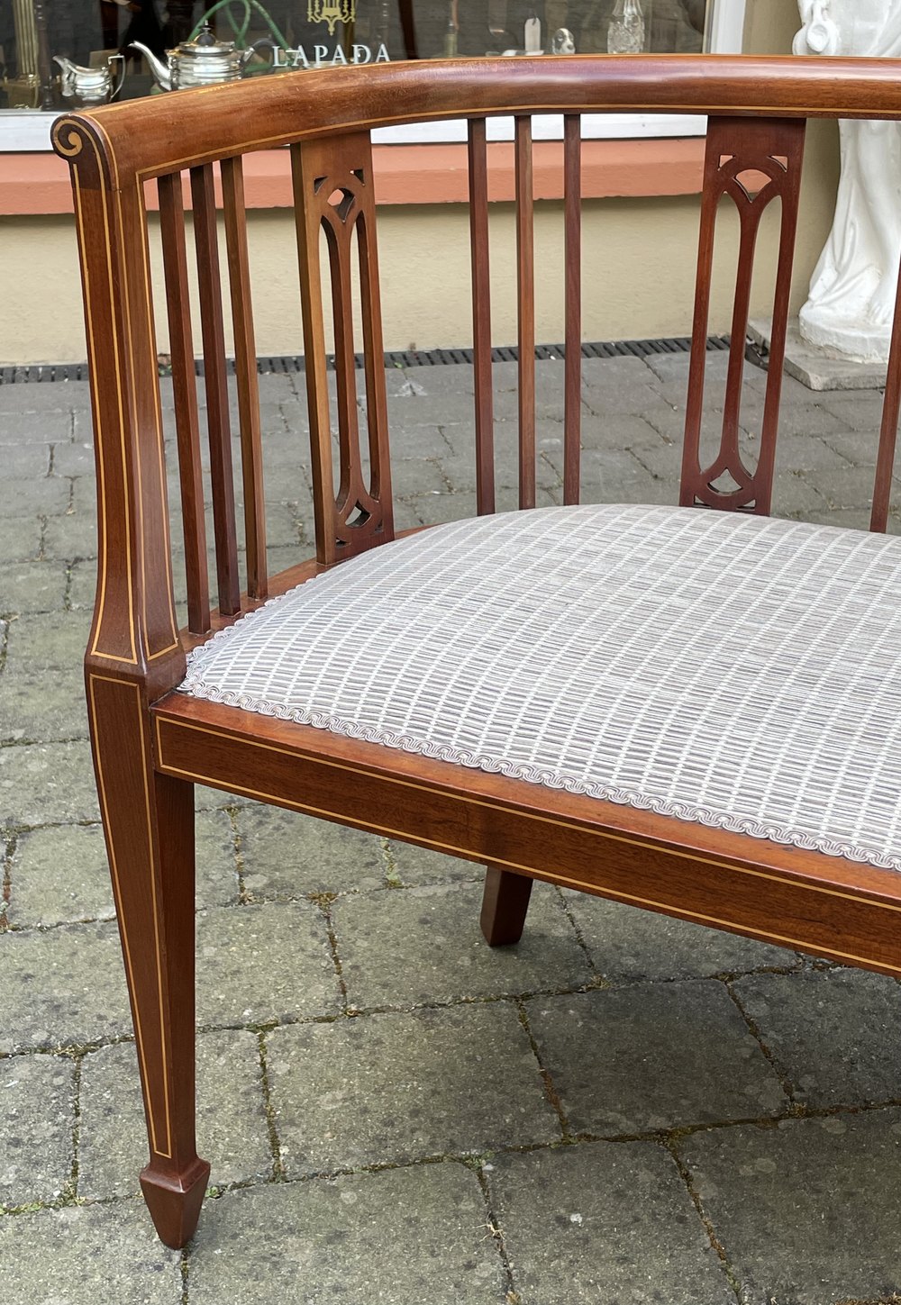 Pretty Edwardian Inlaid Mahogany Settee Sofa - Antiques Atlas