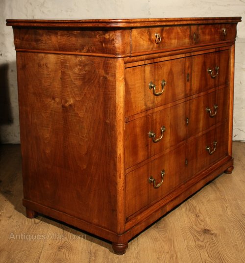 Walnut Commode - Antiques Atlas
