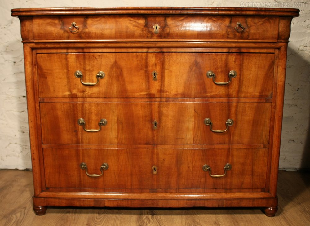 Walnut Commode - Antiques Atlas