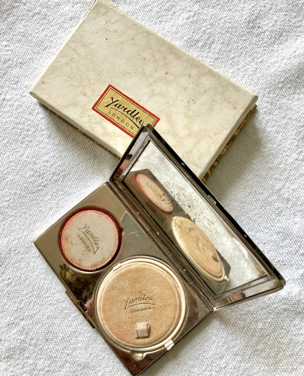 Antiques Atlas - Vintage Yardley Powder And Blusher Compact