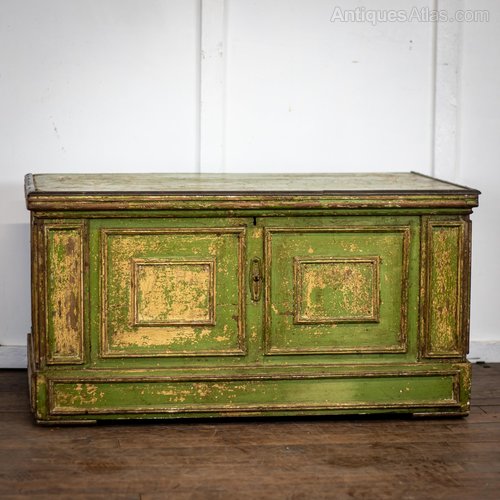Distressed Painted Trunk / Coffee Table - Antiques Atlas