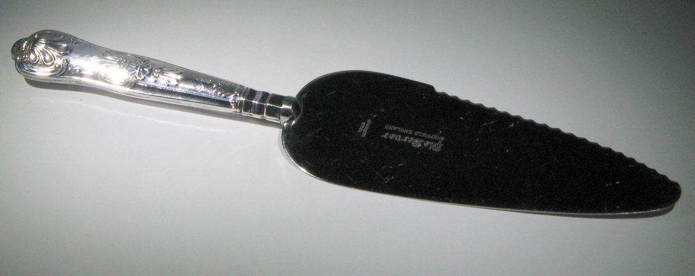 Antiques Atlas - Vintage Silver Handled Queen's Pattern Cake Slice
