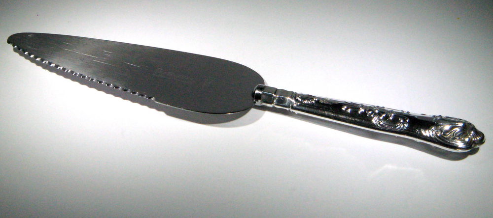 Antiques Atlas - Vintage Silver Handled Queen's Pattern Cake Slice
