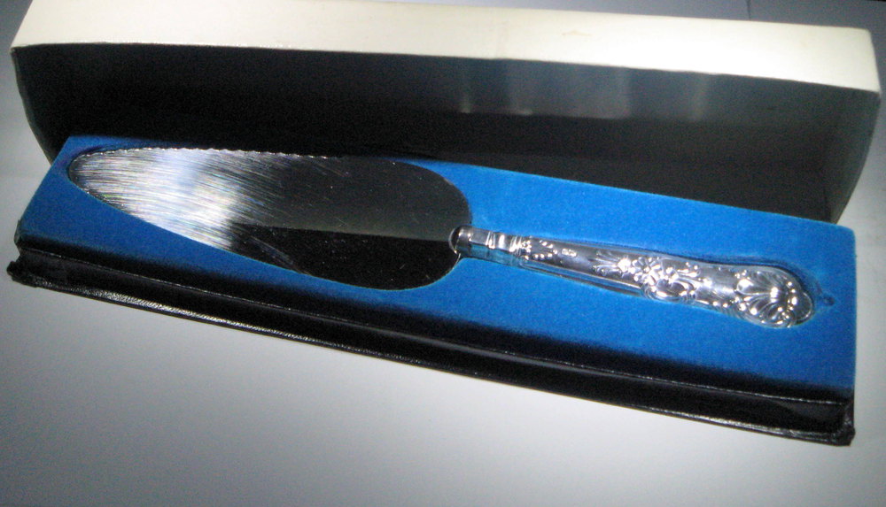 Antiques Atlas - Vintage Silver Handled Queen's Pattern Cake Slice