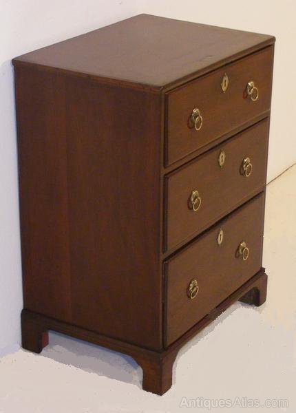 Small Queen Anne Chest. - Antiques Atlas