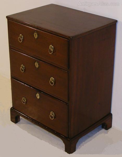 Small Queen Anne Chest. - Antiques Atlas