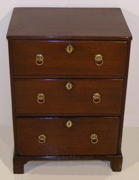 Small Queen Anne Chest. - Antiques Atlas