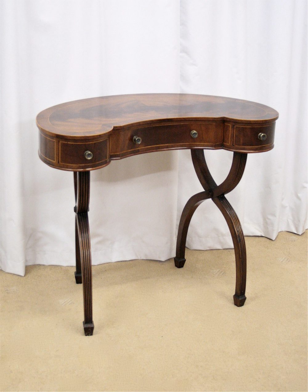 19th Century Walnut Kidney Table - Antiques Atlas