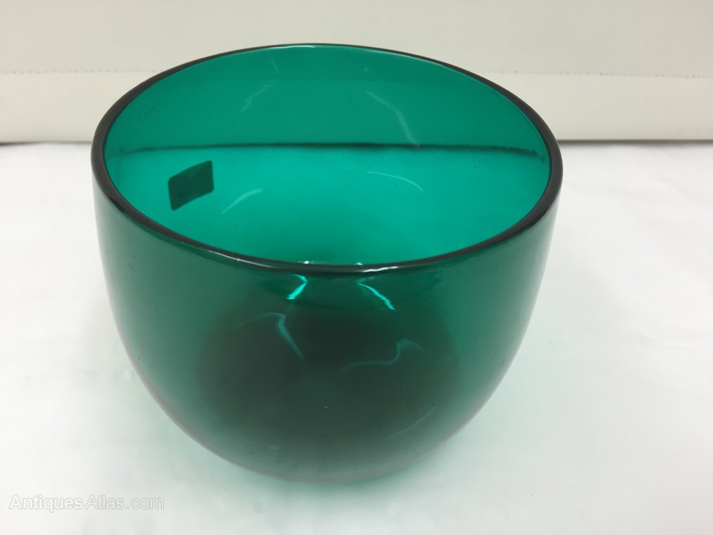 Antiques Atlas - Antique Emerald Glass Finger Rinser Circa 1900