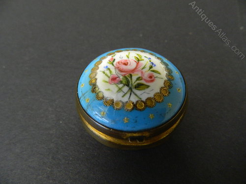 Antiques Atlas - Small 19 Th Century French Porcelain Patch Box